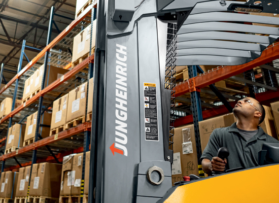 Electric Wide-Chassis Sit/Stand Pantograph Reach Truck | ETR 420 ...