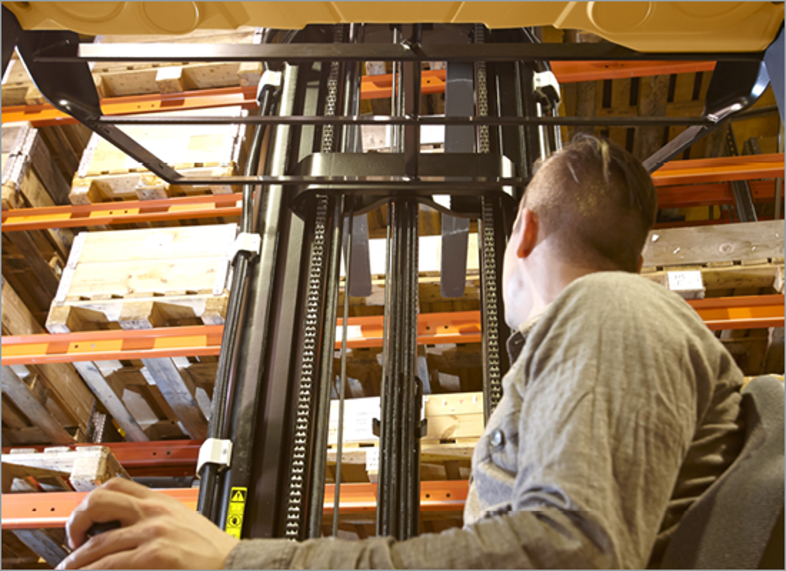 1.4-Ton and 2.5-Ton Moving Mast Reach Trucks | Cat Lift Trucks