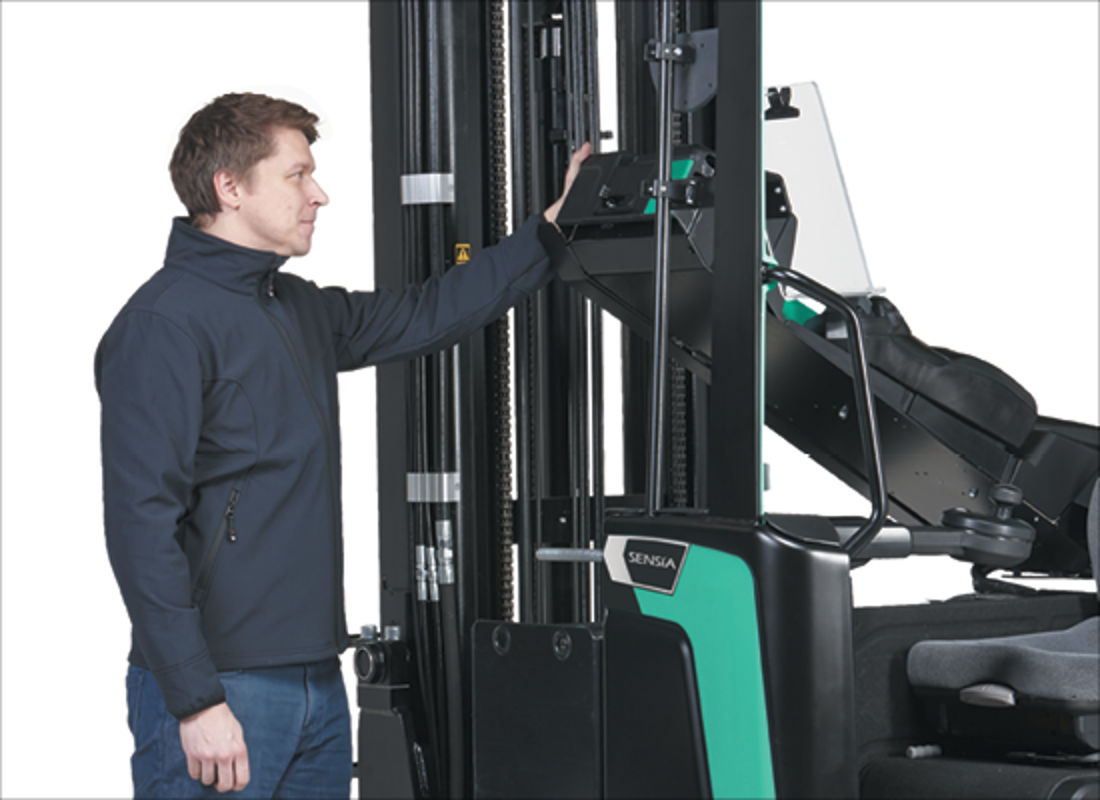 1.4-Ton and 2.5-Ton Moving Mast Reach Trucks